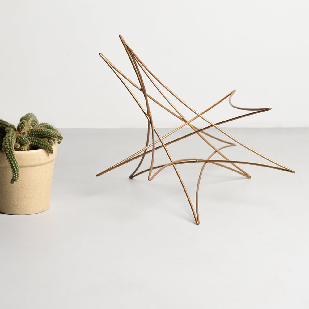 DE102 Alpha Gold Star Table Decor – The Black Steel